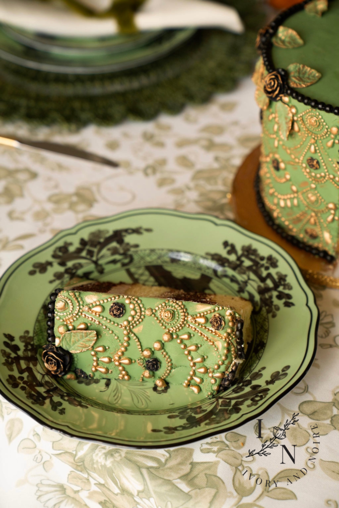 How to Cut a Cake like a Professional Flawlessly | Ivory & Noire