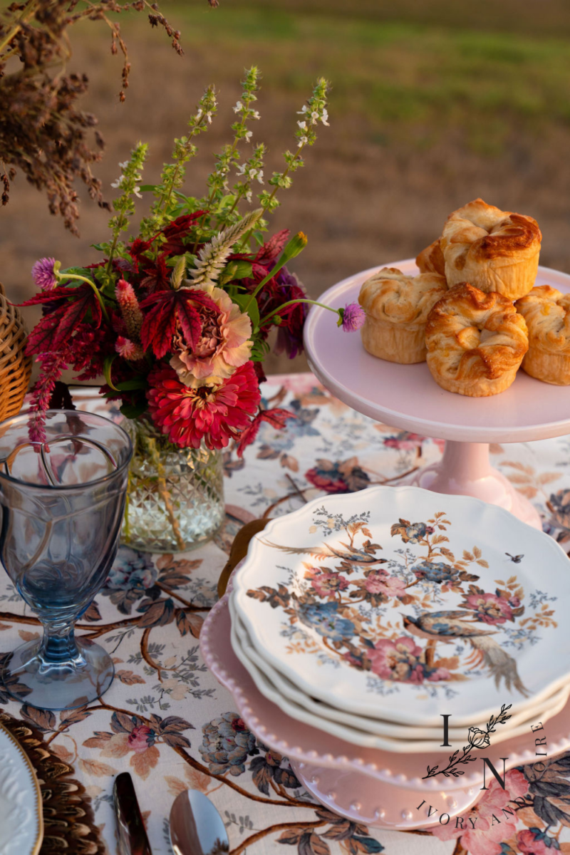 How to Set a Fall Alfresco Picnic Tablescape