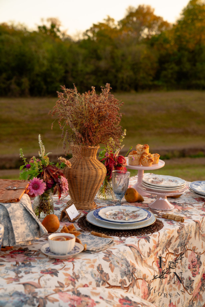 How to Set a Fall Alfresco Picnic Tablescape
