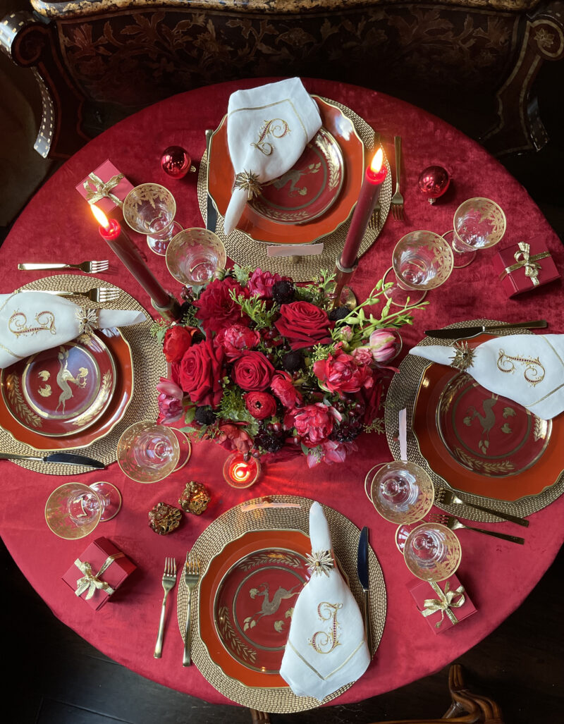 Red and Gold Themed Christmas Table Setting Idea | Ivory & Noire