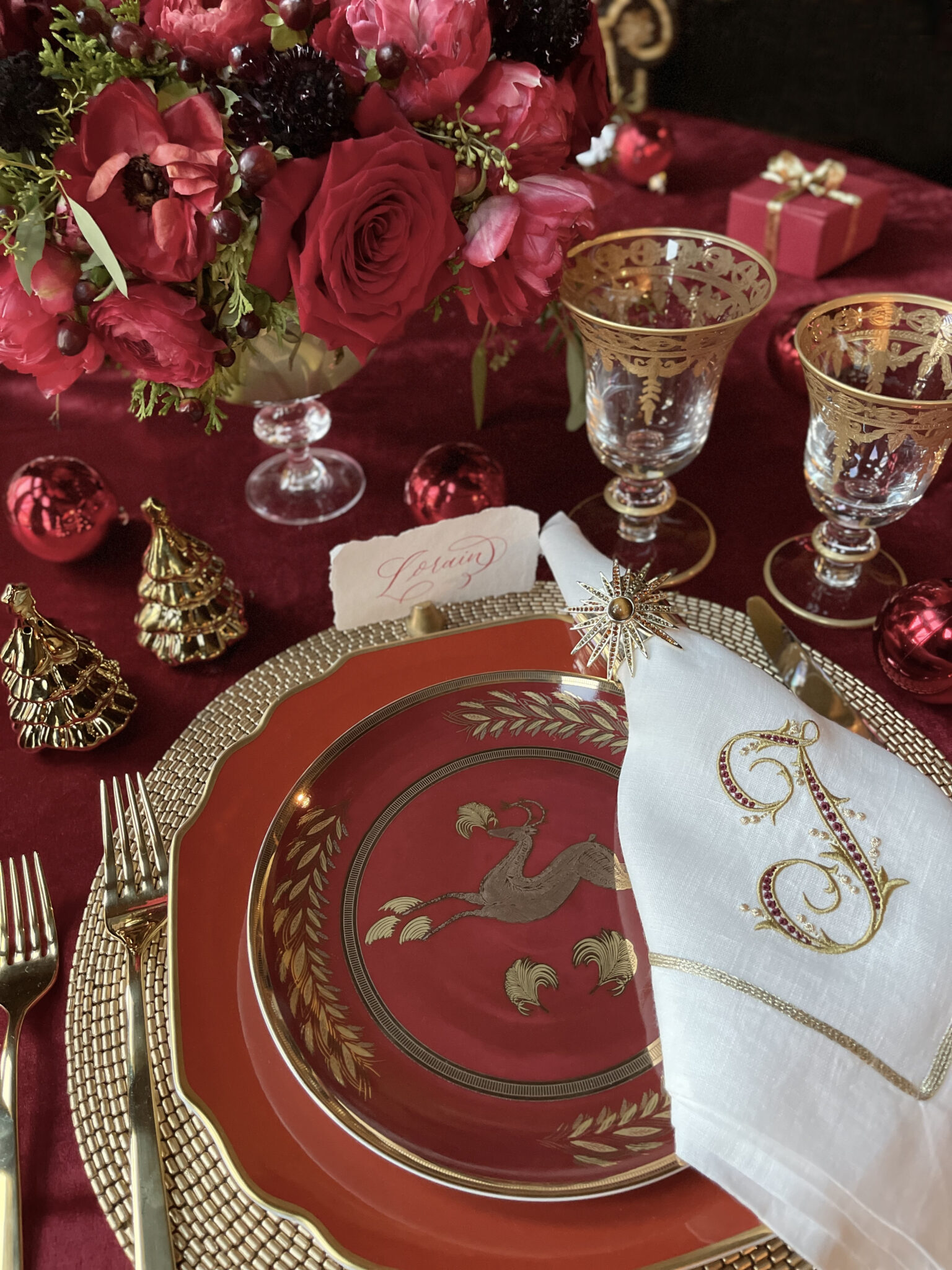 Beautiful Christmas Themed Tablescape Ideas for Christmas Dinner