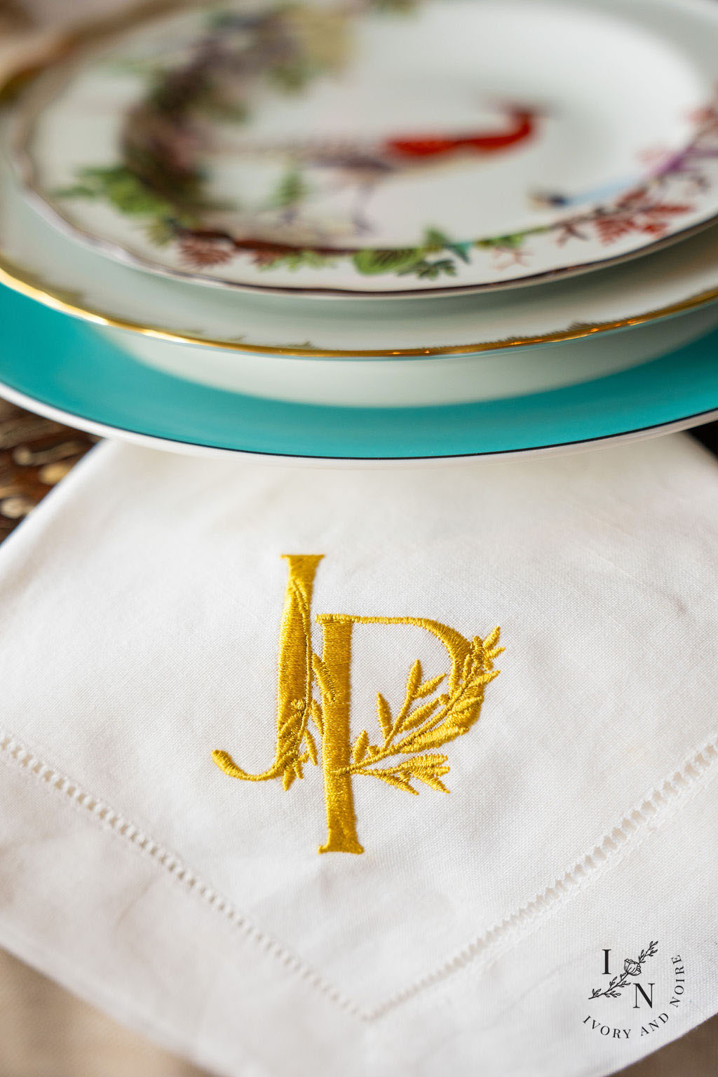 How to Set a Beautiful Bird-Themed Thanksgiving Tablescape