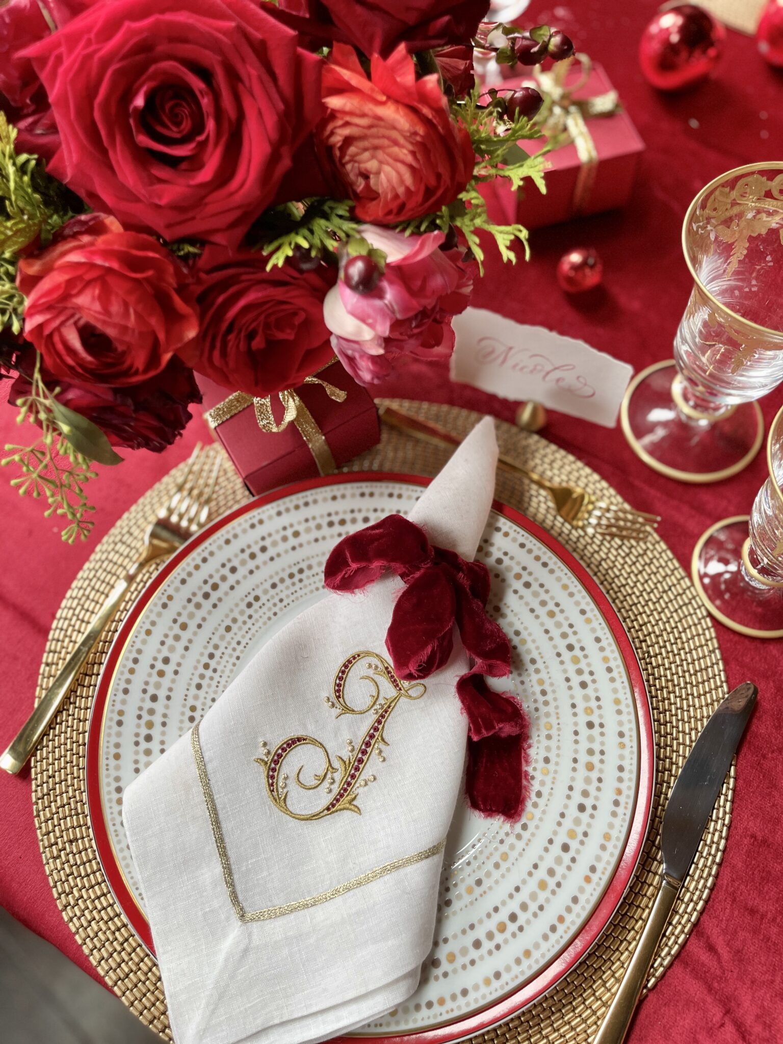 Red and Gold Themed Christmas Table Setting Idea | Ivory & Noire